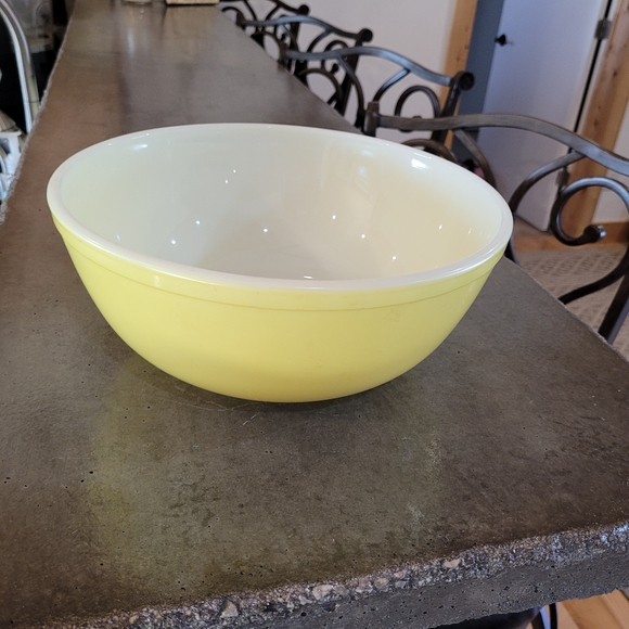 Pyrex | Kitchen | Vintage Pyrex 44 Yellow Large Mixing Bowl 4 Quart ...